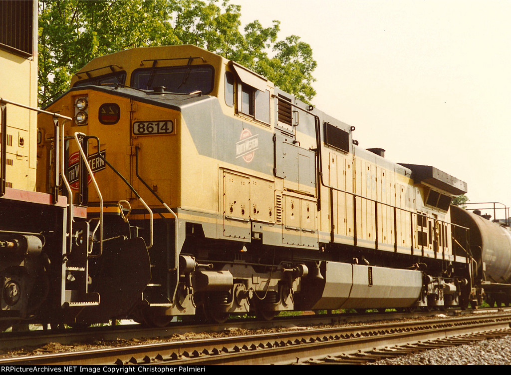 CNW 8614 on UP LINONB